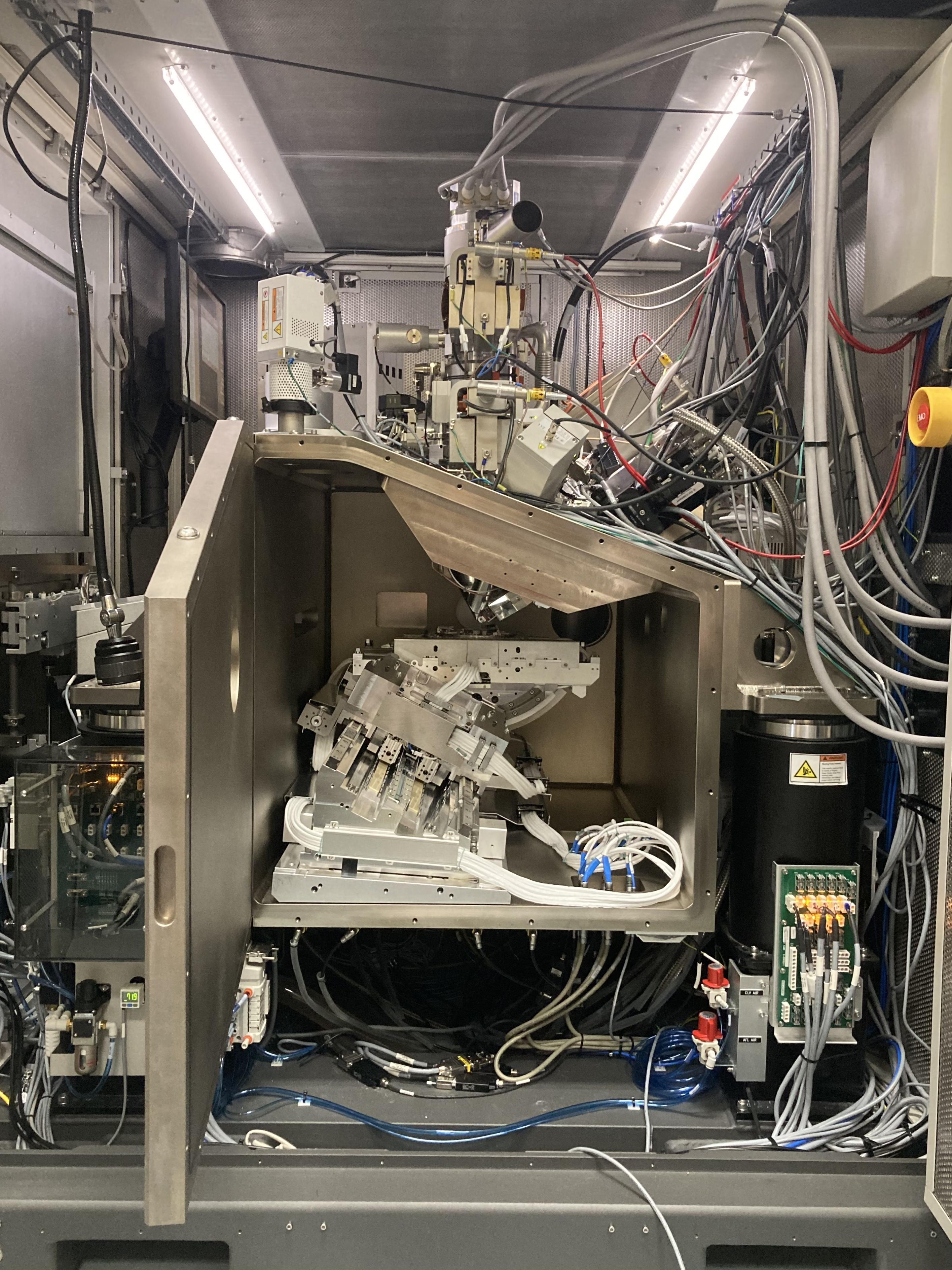 The insides of a Helios 1200 electron microscope | Scrolller