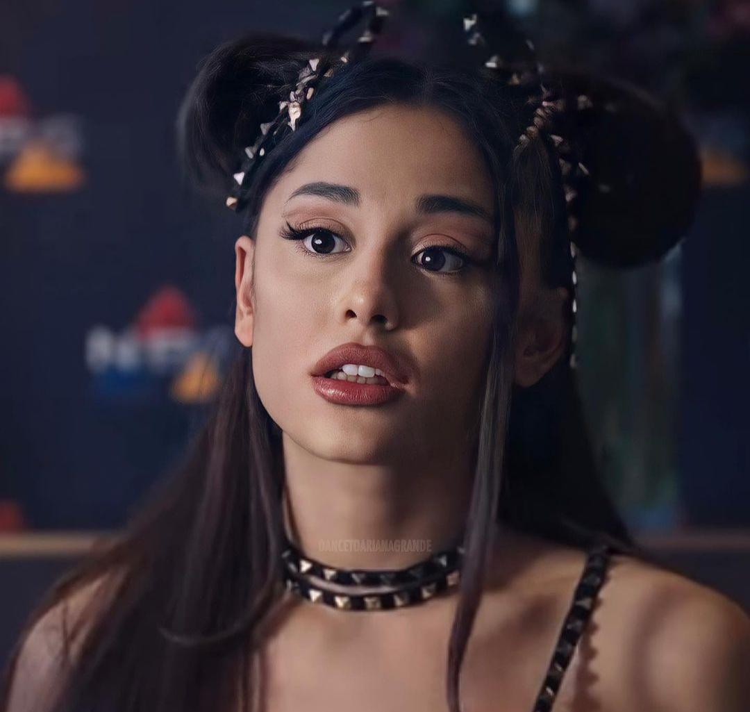 The moment you get rock hard insantly when you see Ariana Grande's new ...