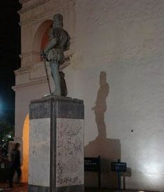 The shadow of this statue | Scrolller