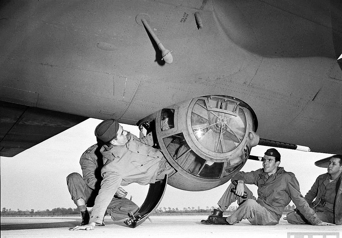 The tight fit in a B-17 ball turret. | Scrolller