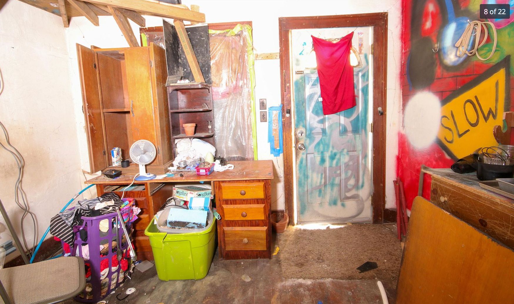 The tongs on the laundry basket | Scrolller