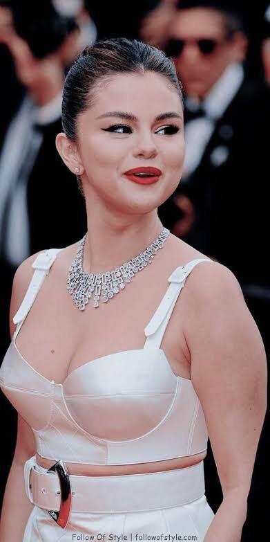 Thicc Queen Selena deserves to be worshipped! Make me her worshipping slave and make me cum to ...