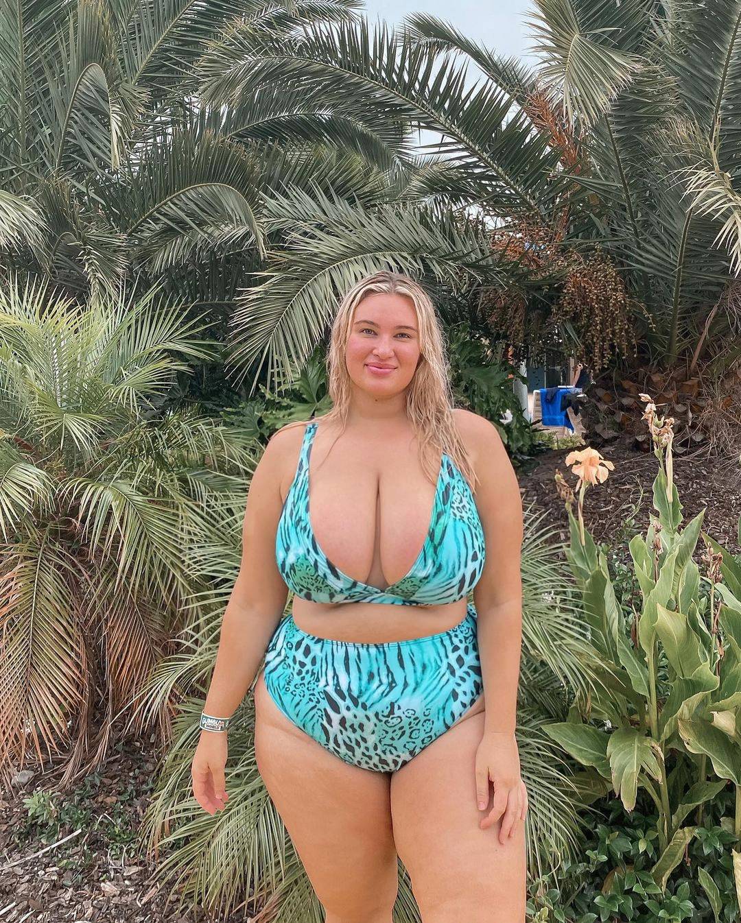 Thick blonde beauty with some impressive whoppers | Scrolller