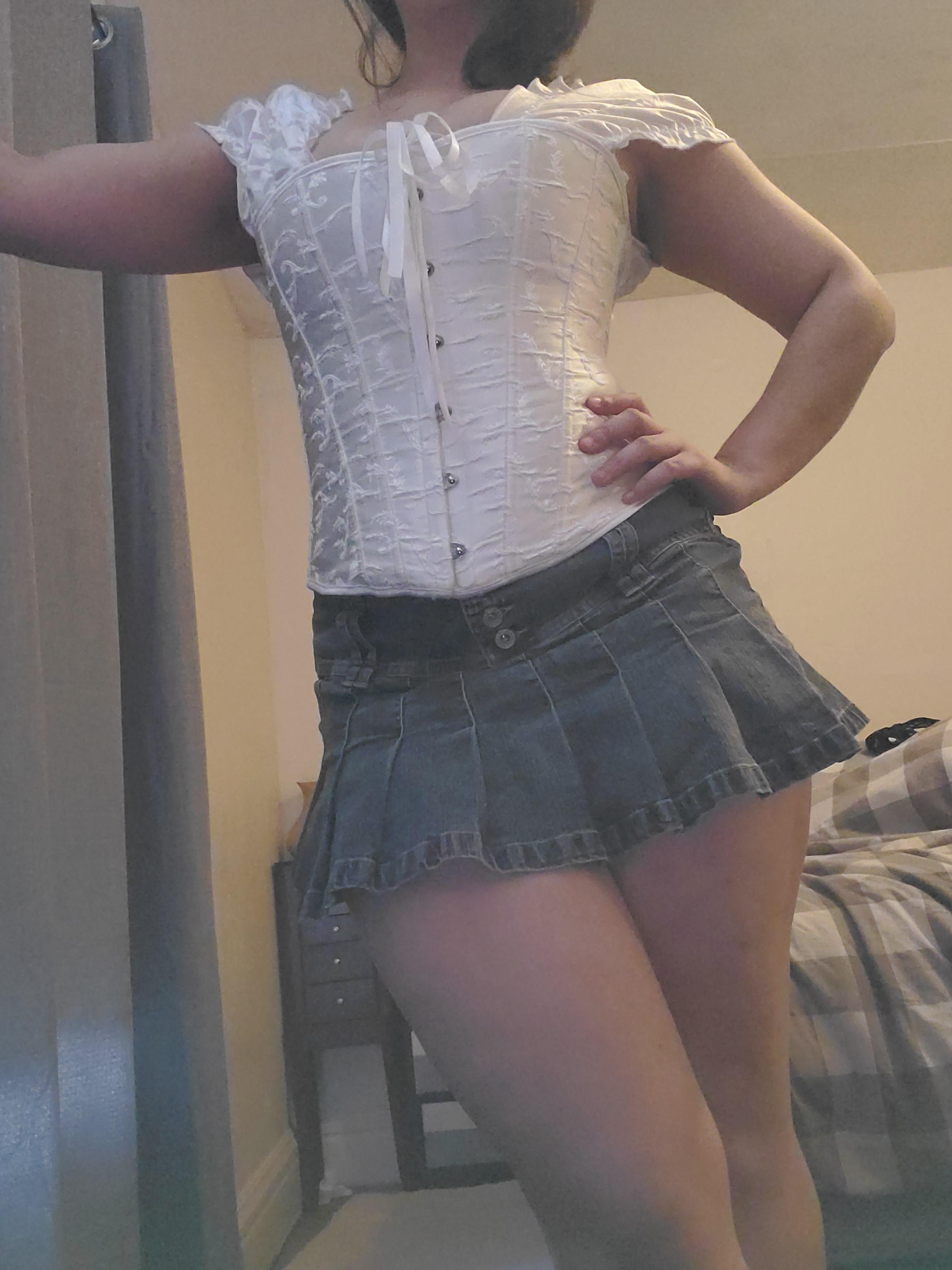 Thighs for days | Scrolller