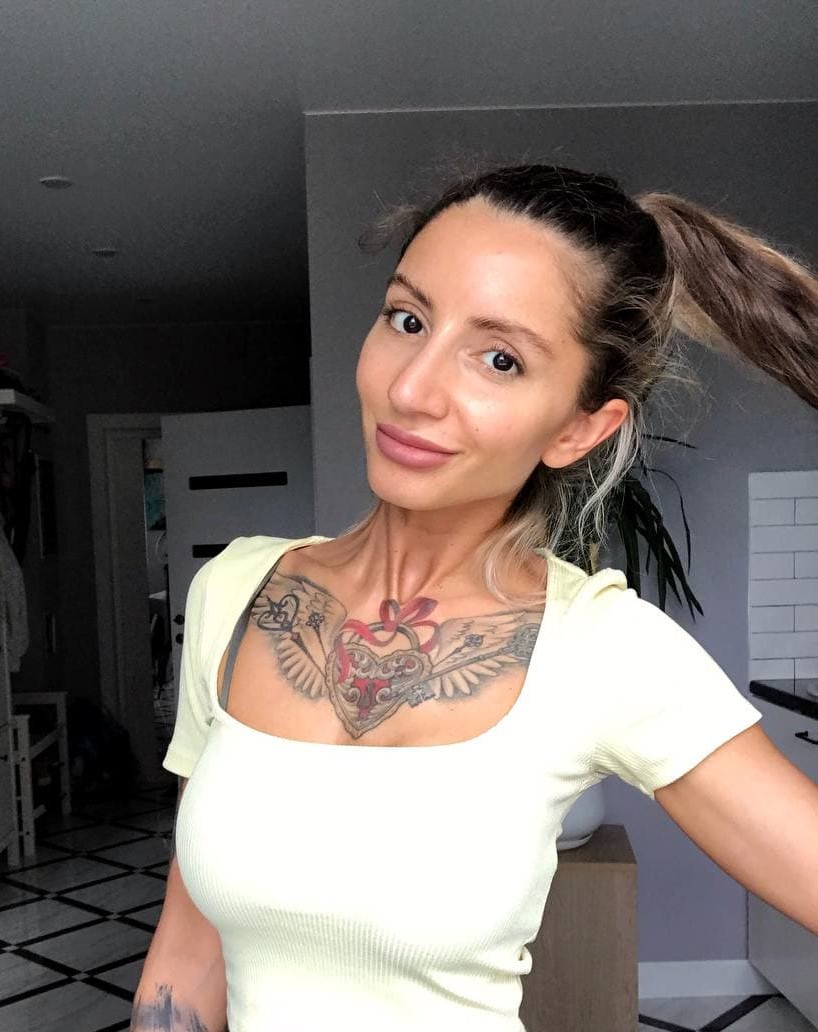 this beauty wishes you a good day | Scrolller