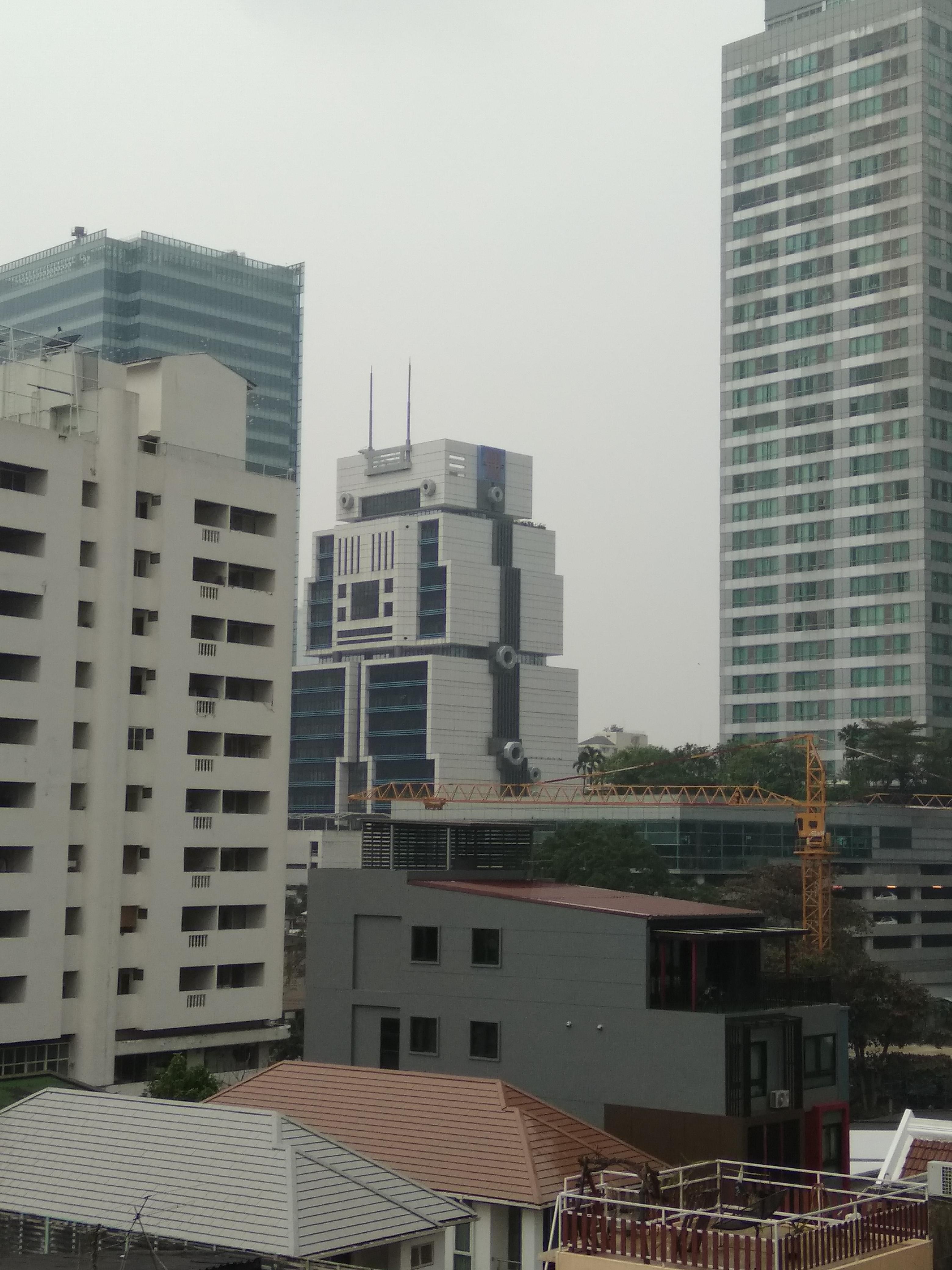 This building looks like a robot | Scrolller