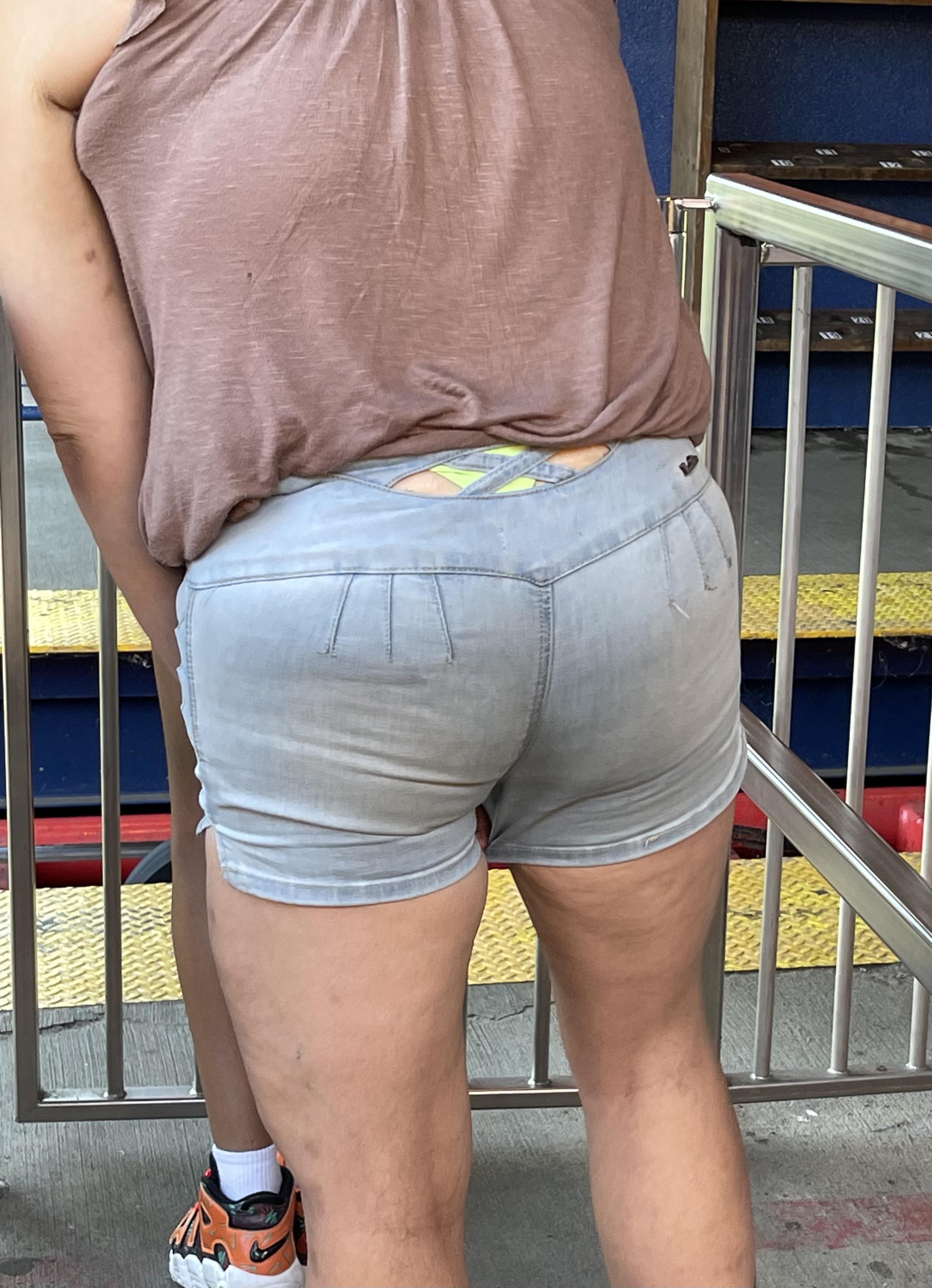 This girl wearing a thong today at six flags👀 She made it purposely visible🔥 | Scrolller