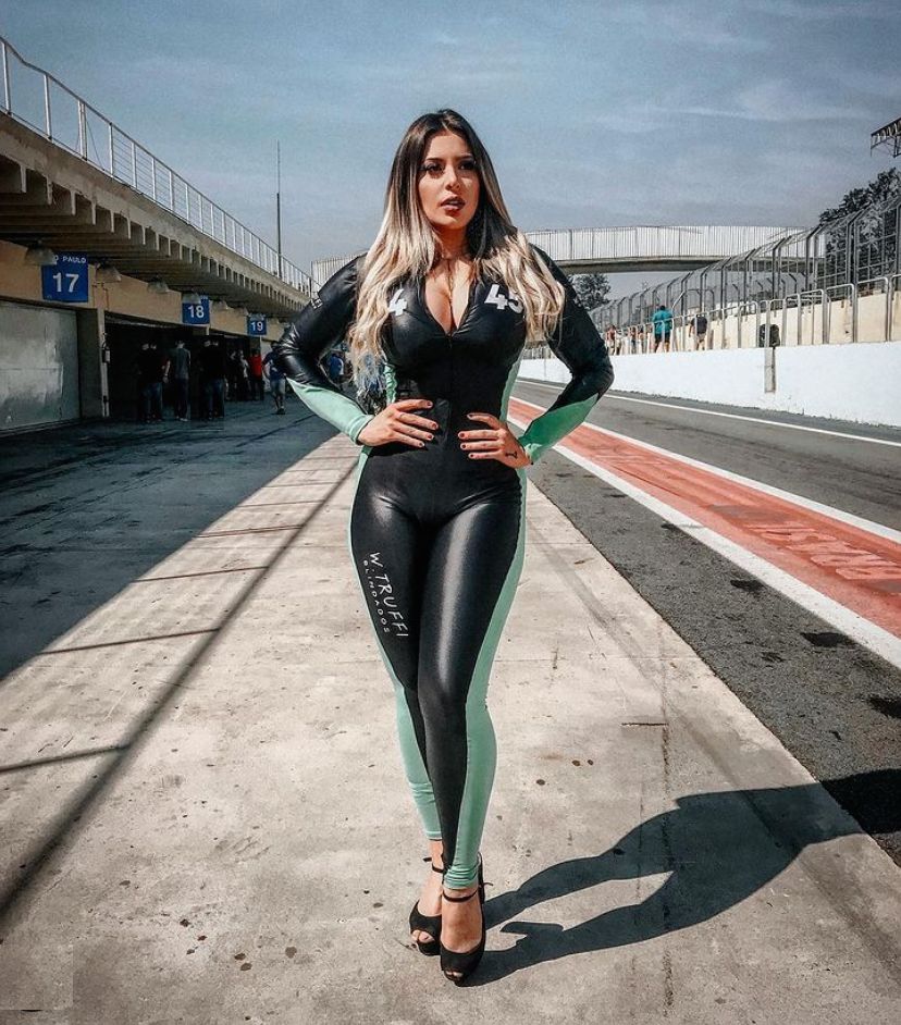 This grid girl has some great curves | Scrolller