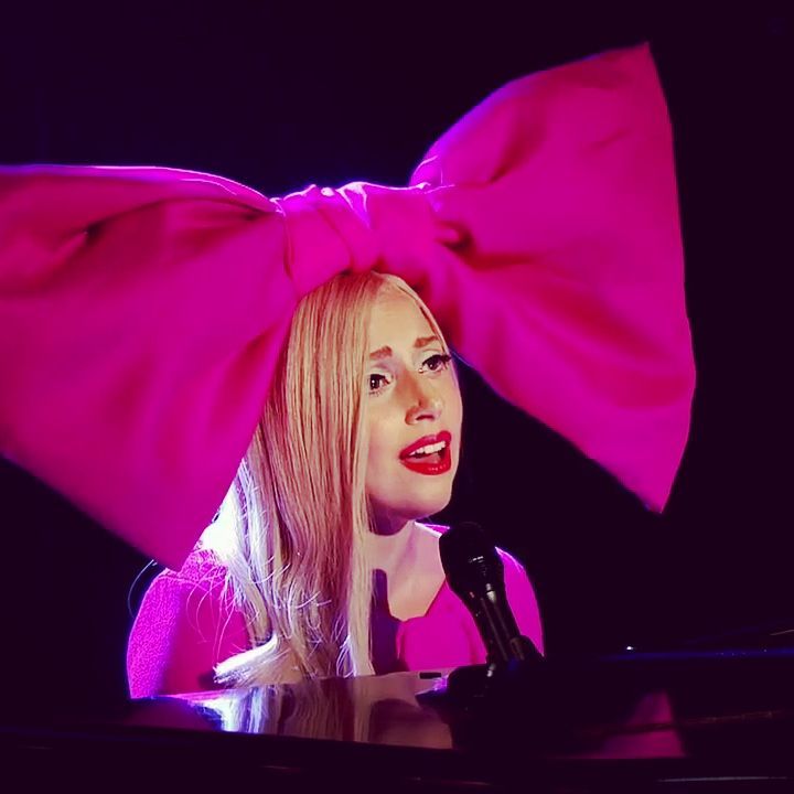 This look was so simple, yet beautiful, emotional and elegant at the same time. I'm in love ...