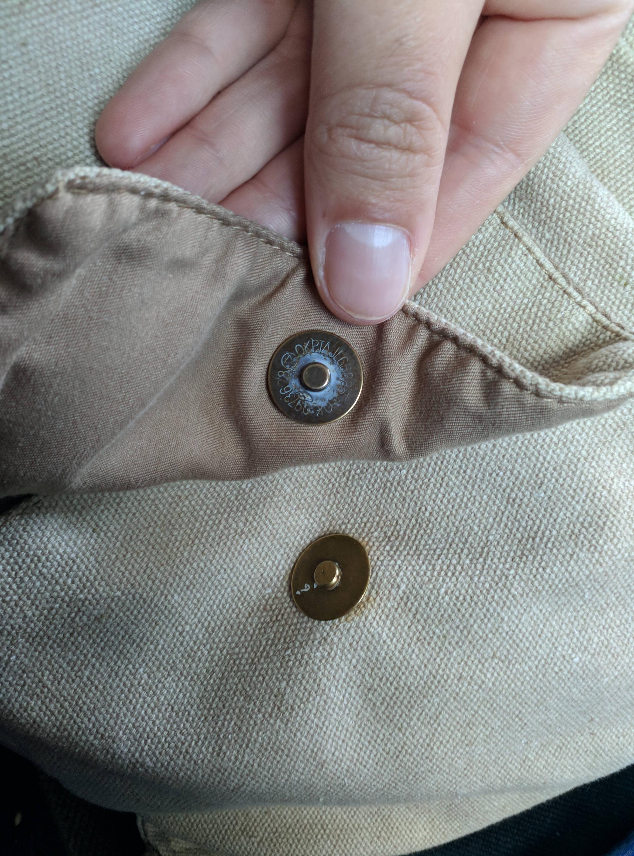 This magnetic snap on my backpack | Scrolller