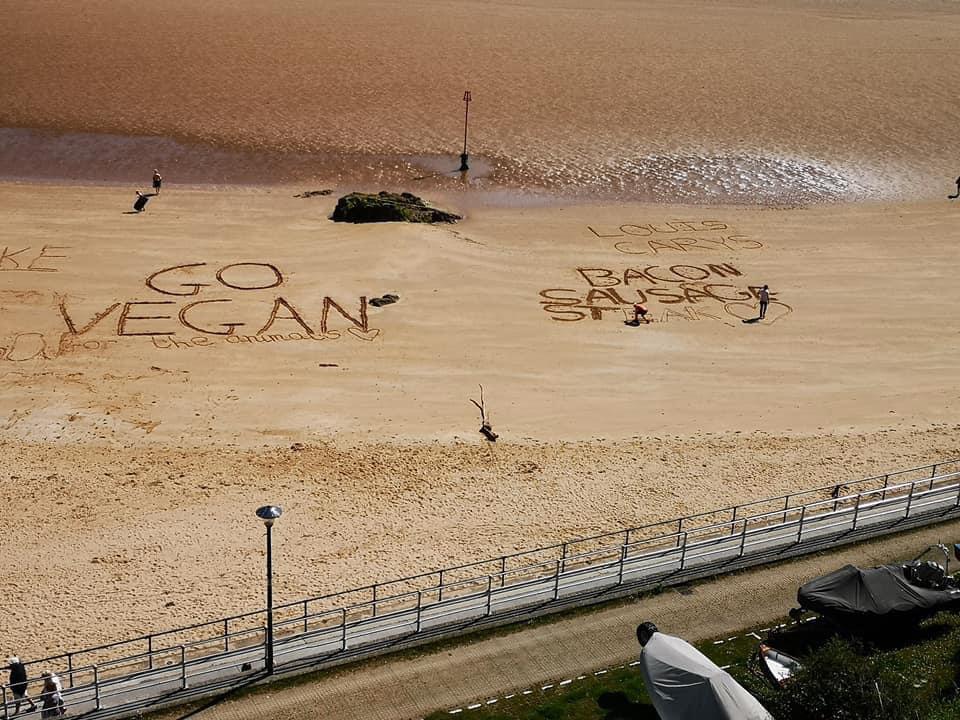 This man nearly finishes his sand art | Scrolller