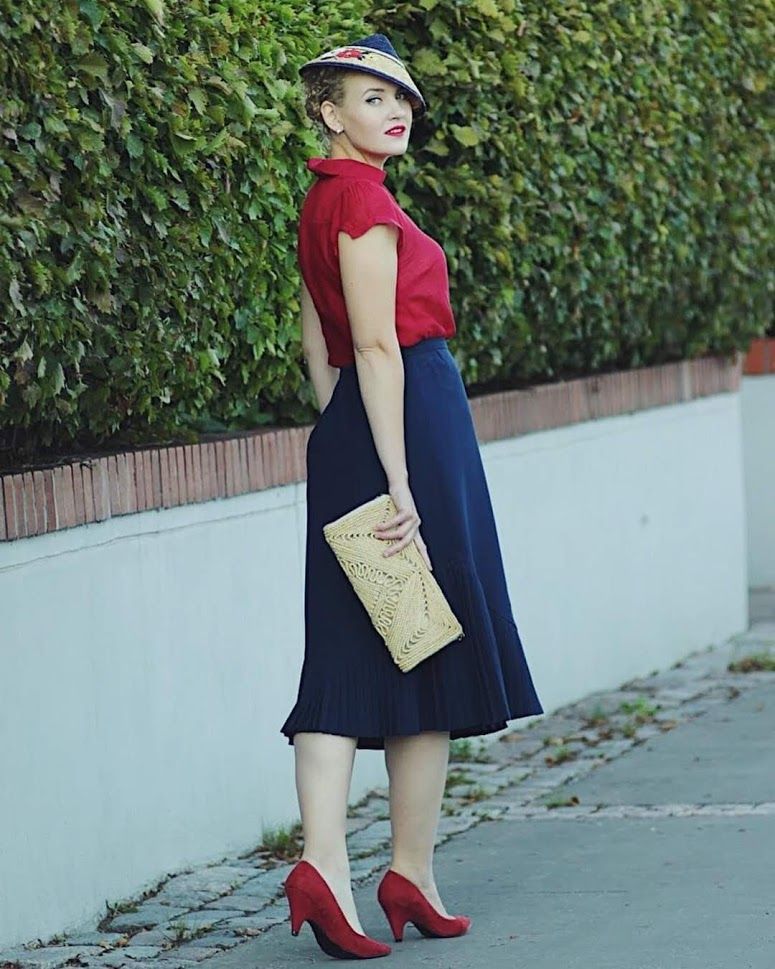 This smoking hot classy MILF will do an On/Off soon | Scrolller