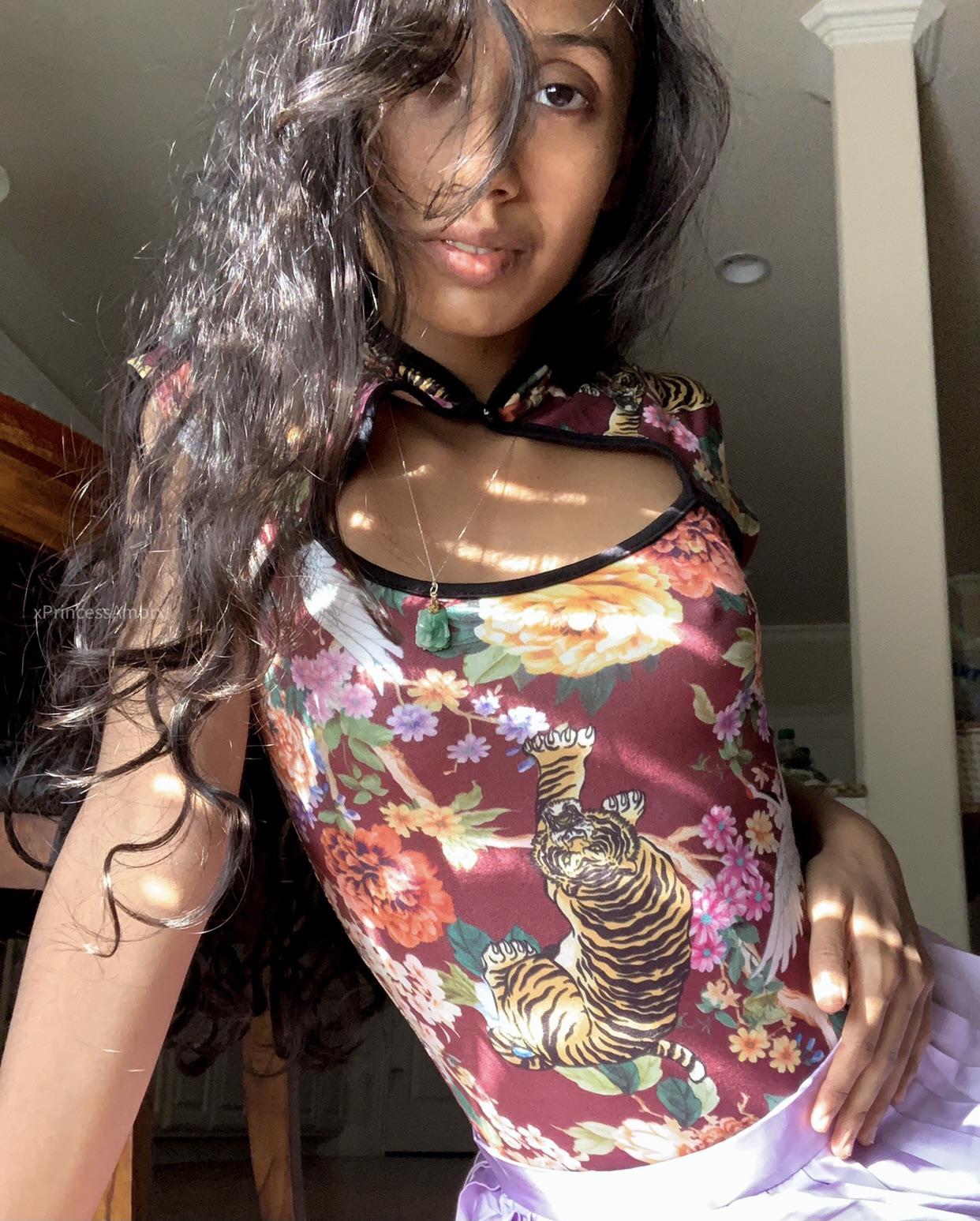 This top looks best bra-less! | Scrolller