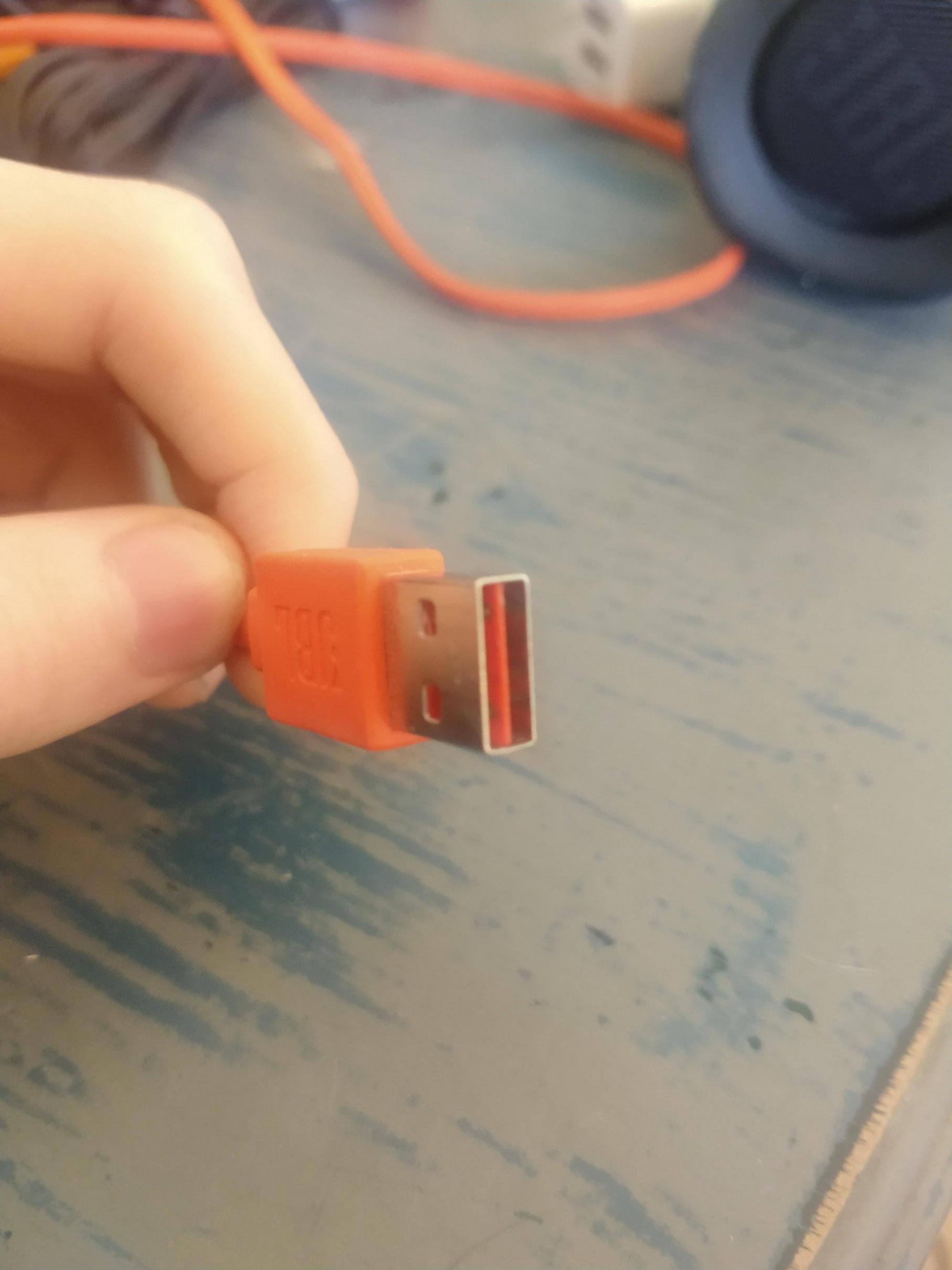 This usb can plug in either way | Scrolller