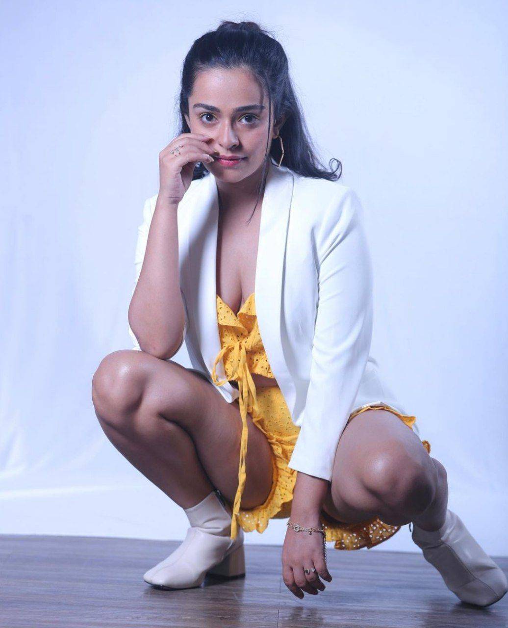 Those meaty thighs and Subtle Cleavage of lovely Apoorva Arora is wholesome 🤤😍 | Scrolller