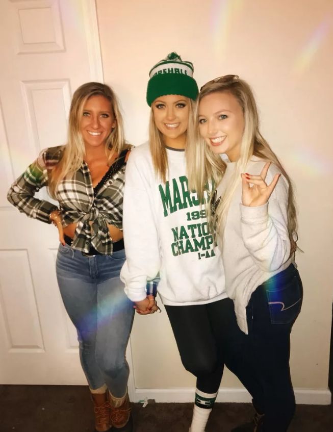 Three blondes | Scrolller