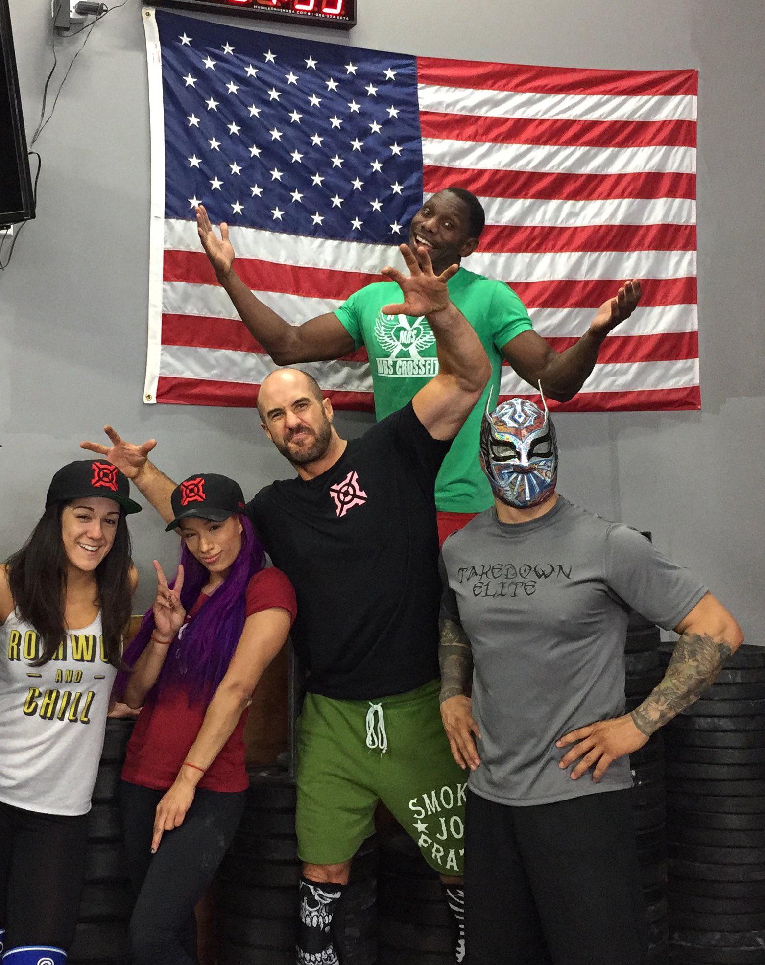 Throwback photo. Sasha Banks with Bayley, Cesaro, Sin Cara, and someone else. 🇺🇸 | Scrolller
