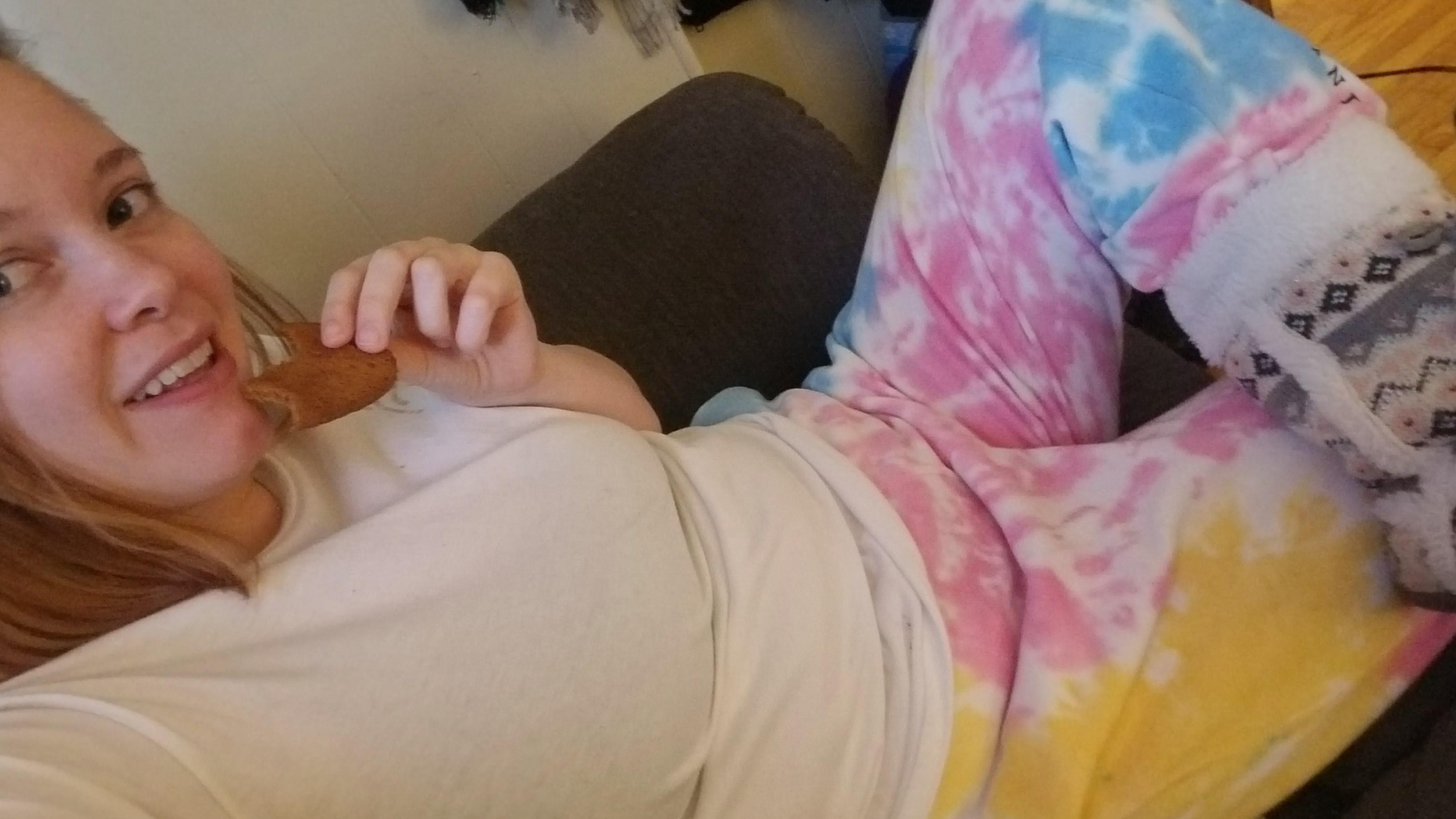 Tie dye sweats and a white tee | Scrolller