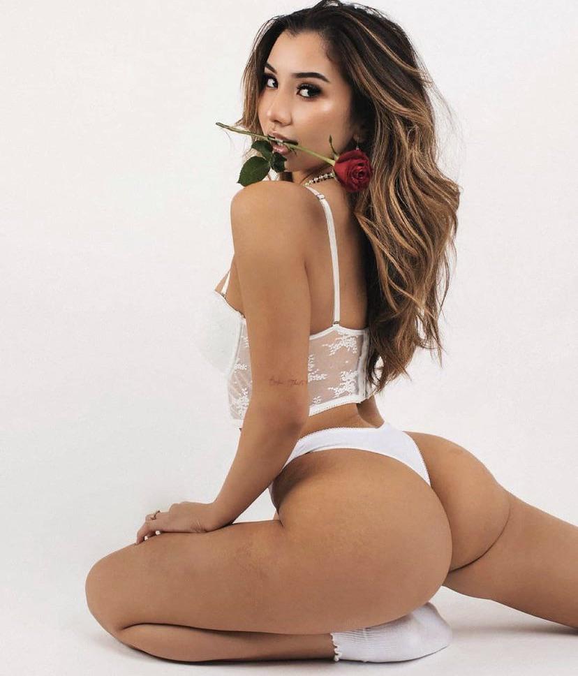 Tight Babe | Scrolller