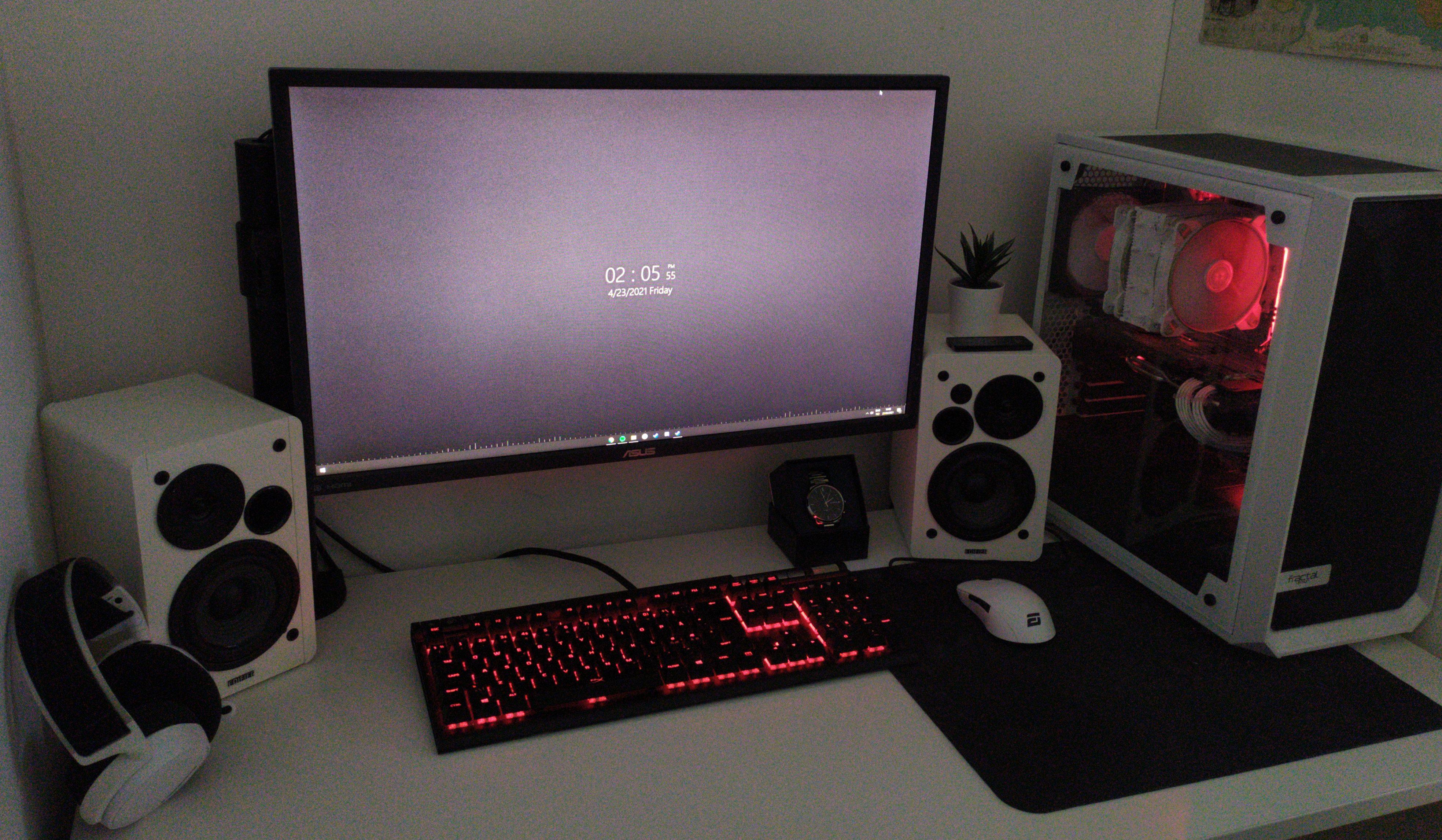 Tight fit study/gaming-station! | Scrolller