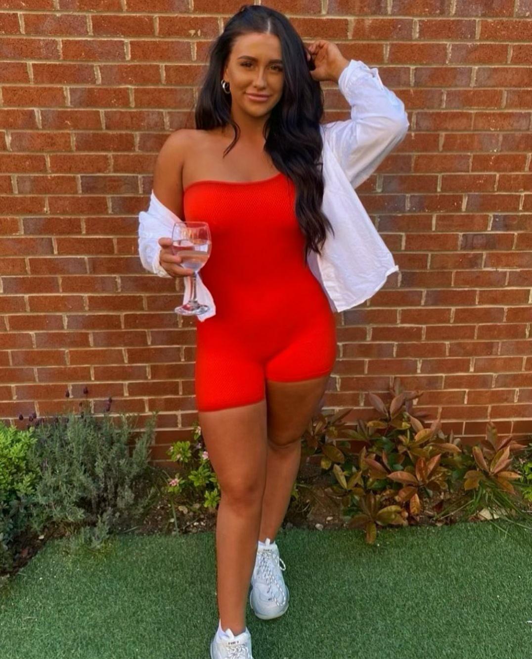 Tight red outfit | Scrolller