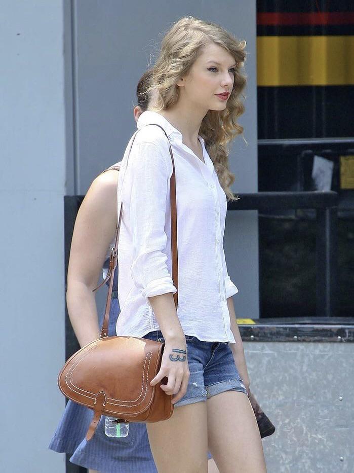 Tight skinny Taylor 🥵 ️ | Scrolller