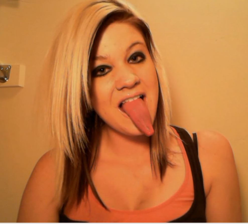 Time for a throwback, who remembers Macy and her huge tongue? | Scrolller