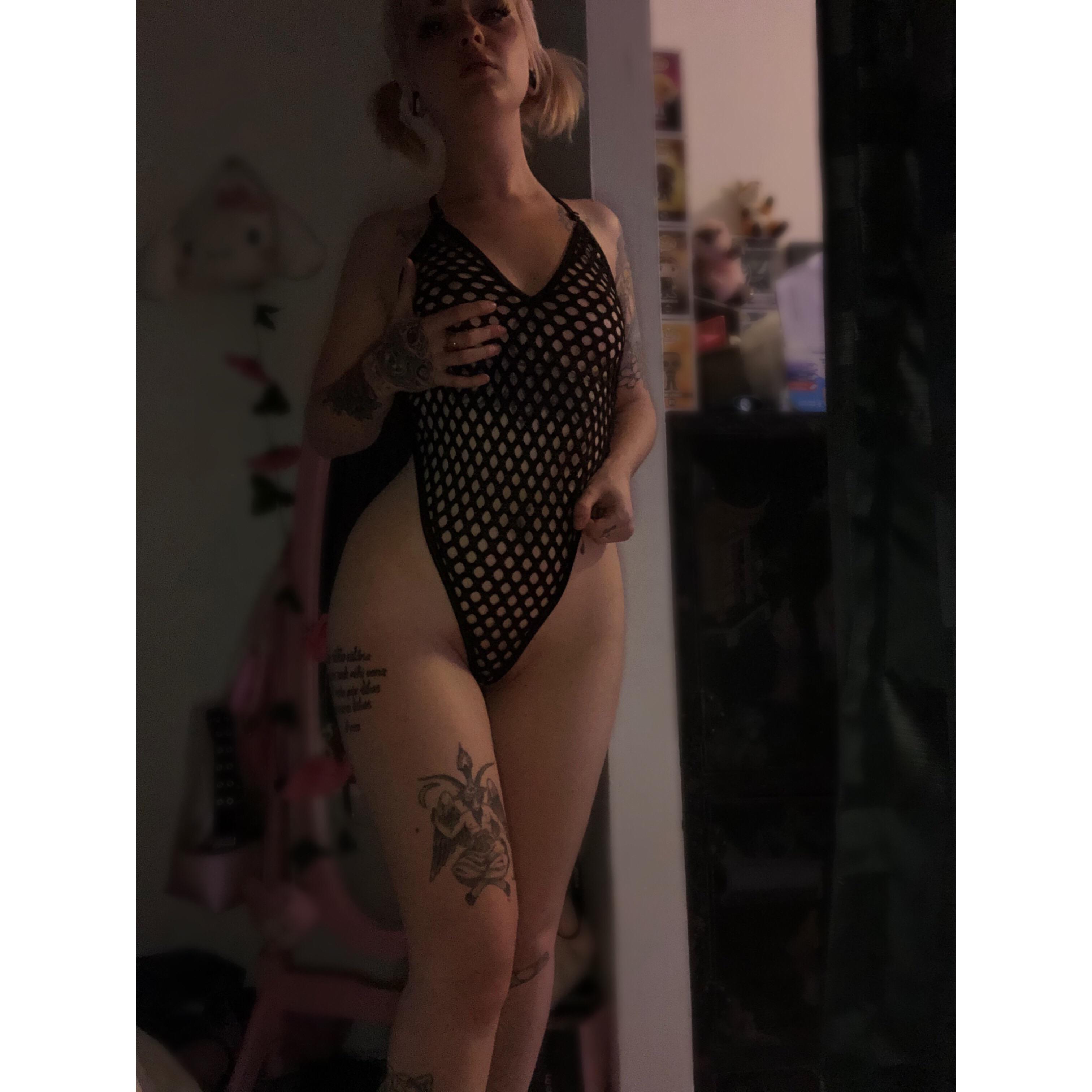 tiny top big bottom | Scrolller