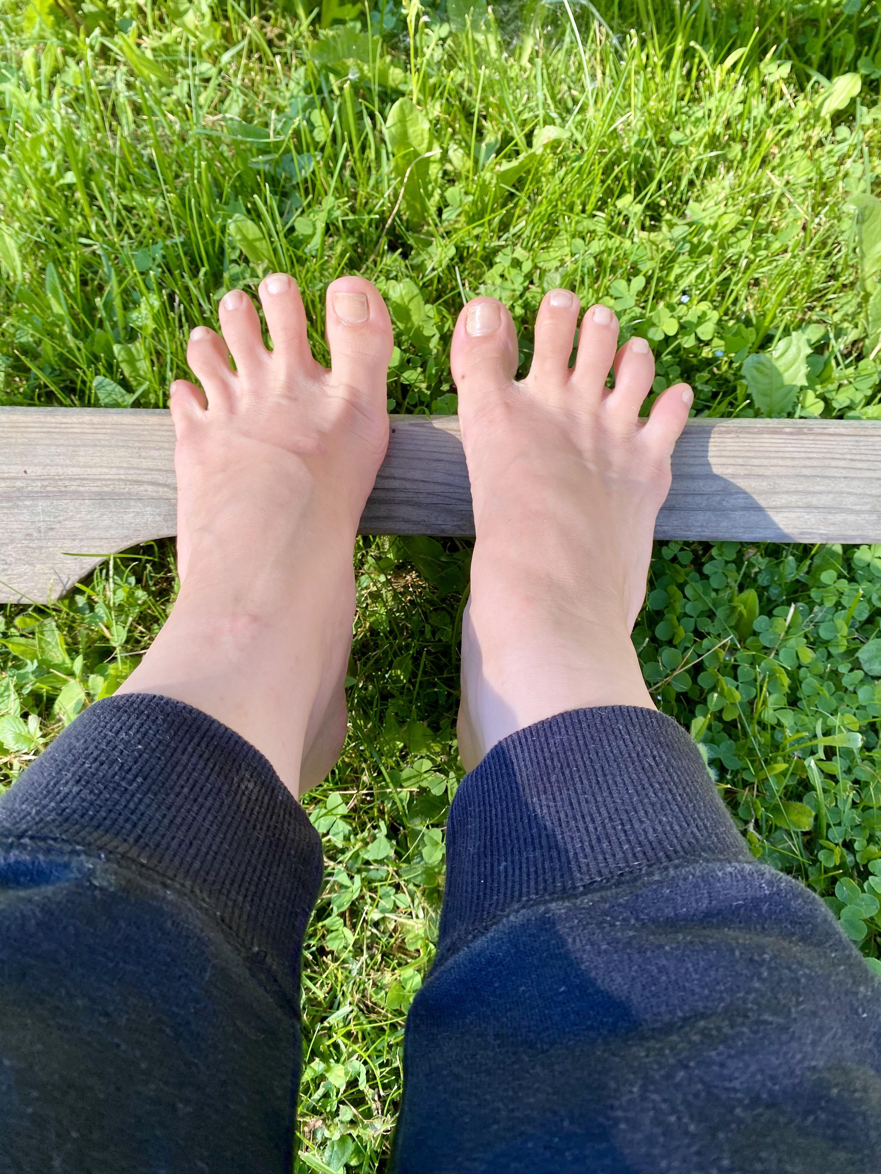 Toes spread apart | Scrolller