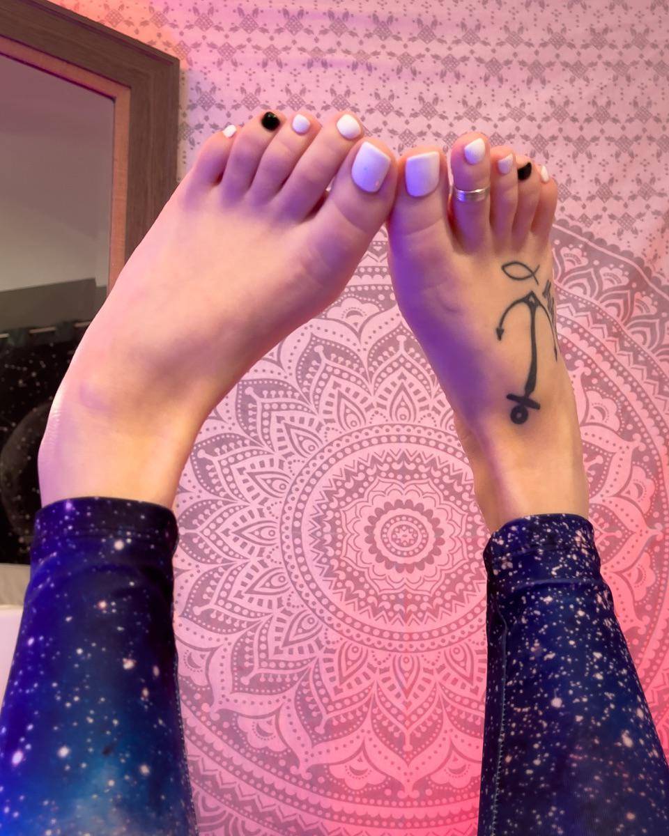 toes up! | Scrolller