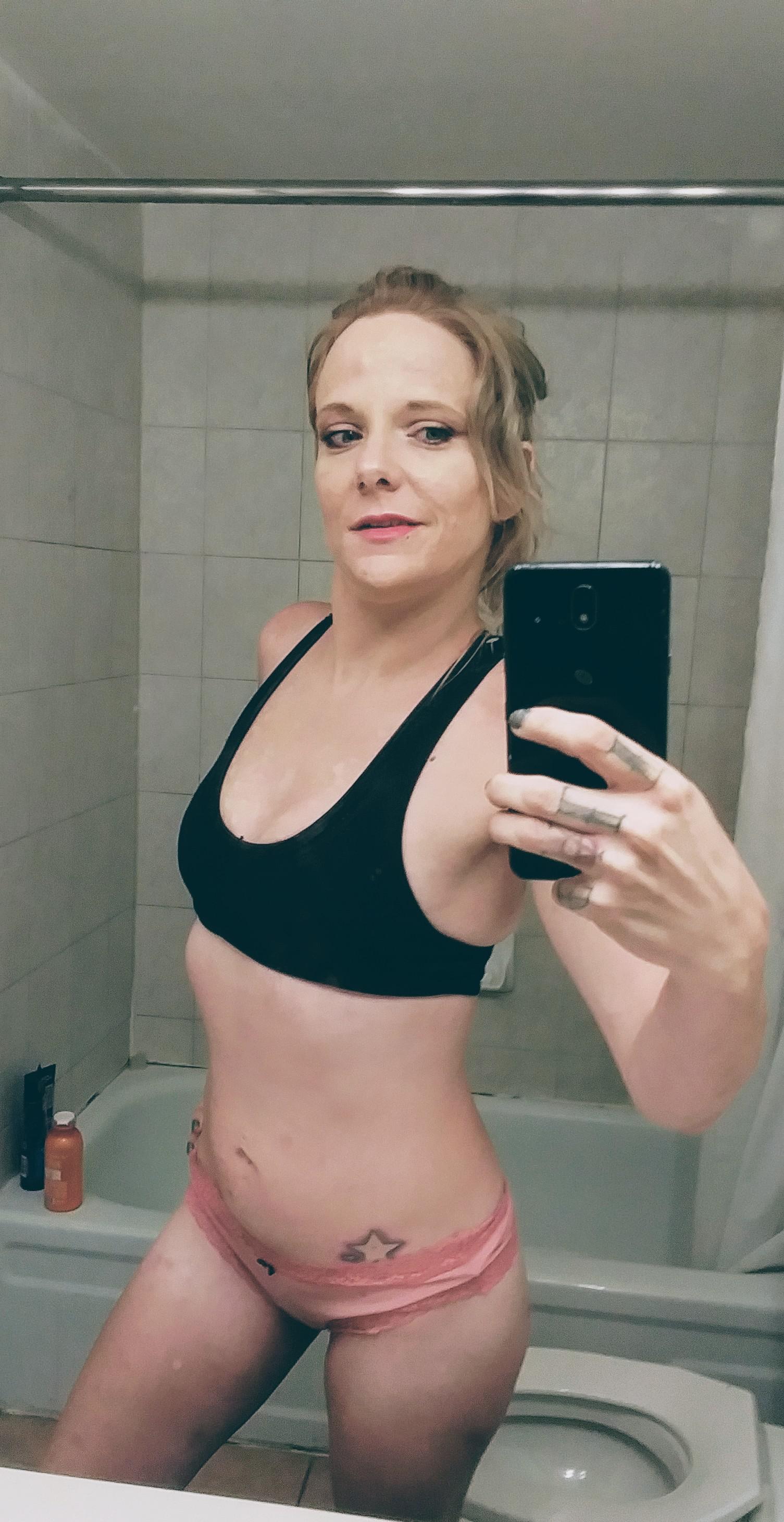 Toned but getting my curves back slowly 💕 | Scrolller