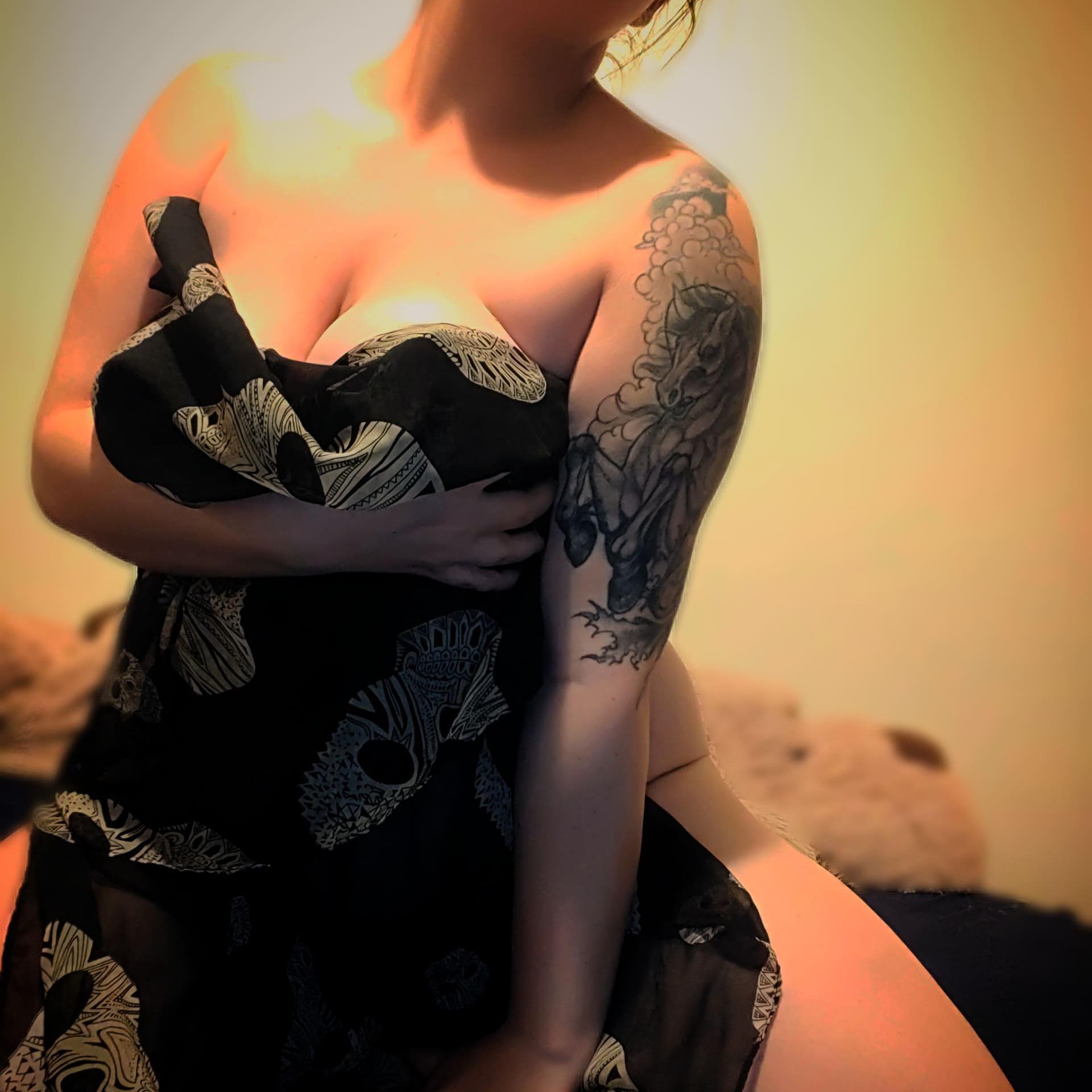 4'11 rocker chick! Wanna be my friend? | Scrolller