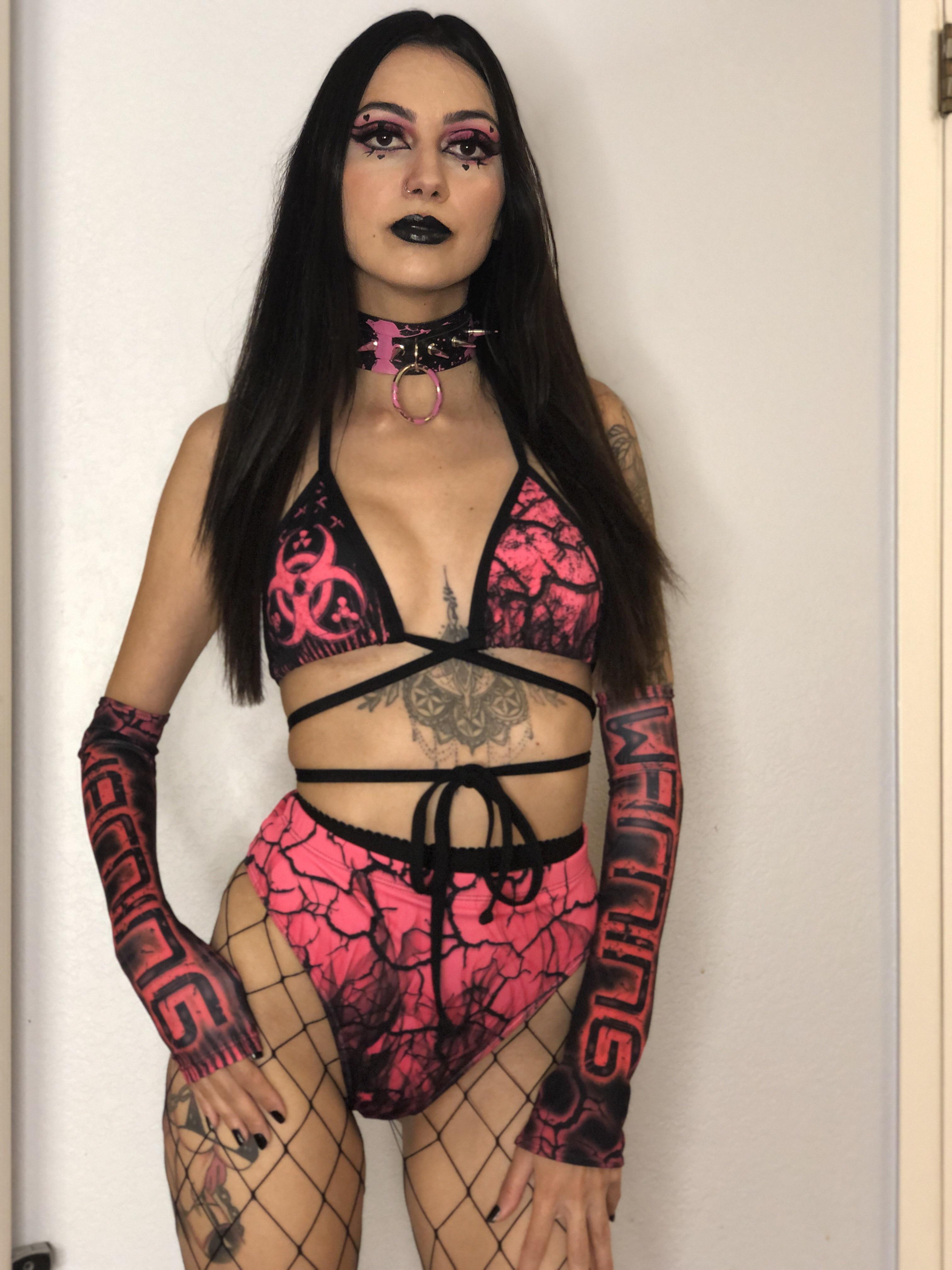 @emmaarayray 🖤 | Scrolller