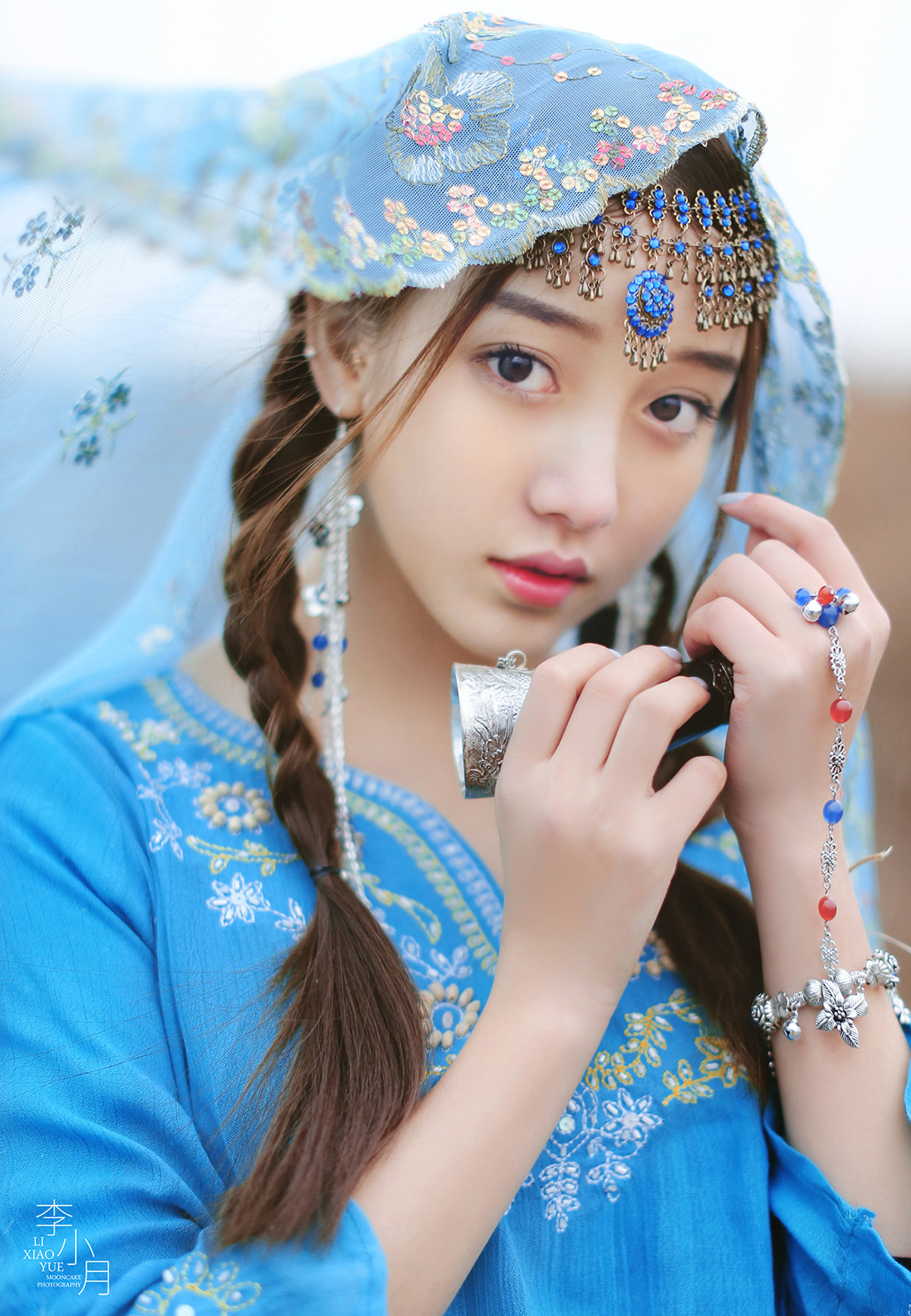 Traditional Dress Scrolller