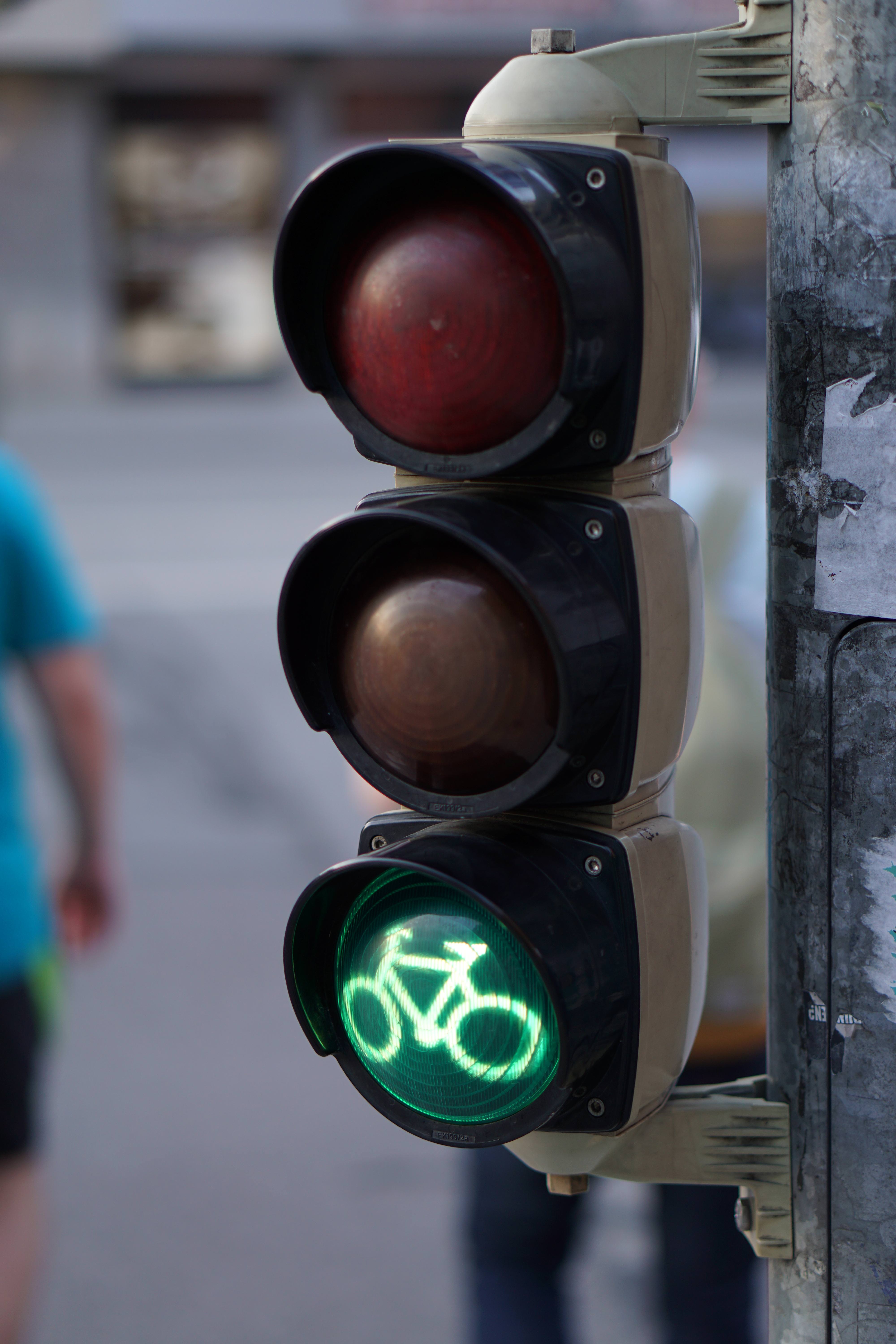 Traffic light in Munich (50mm, f/1.8) | Scrolller