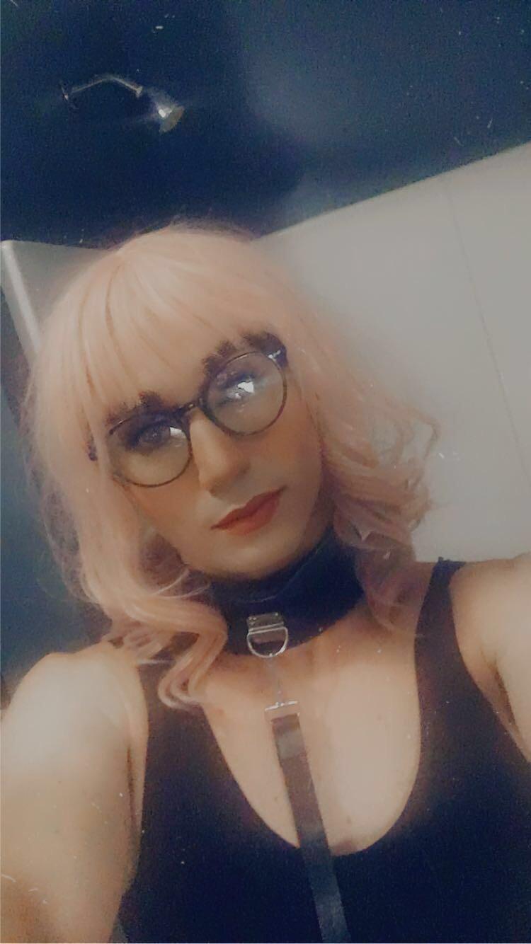 Trans girl looking to show off! DM me 😍😍😍 | Scrolller