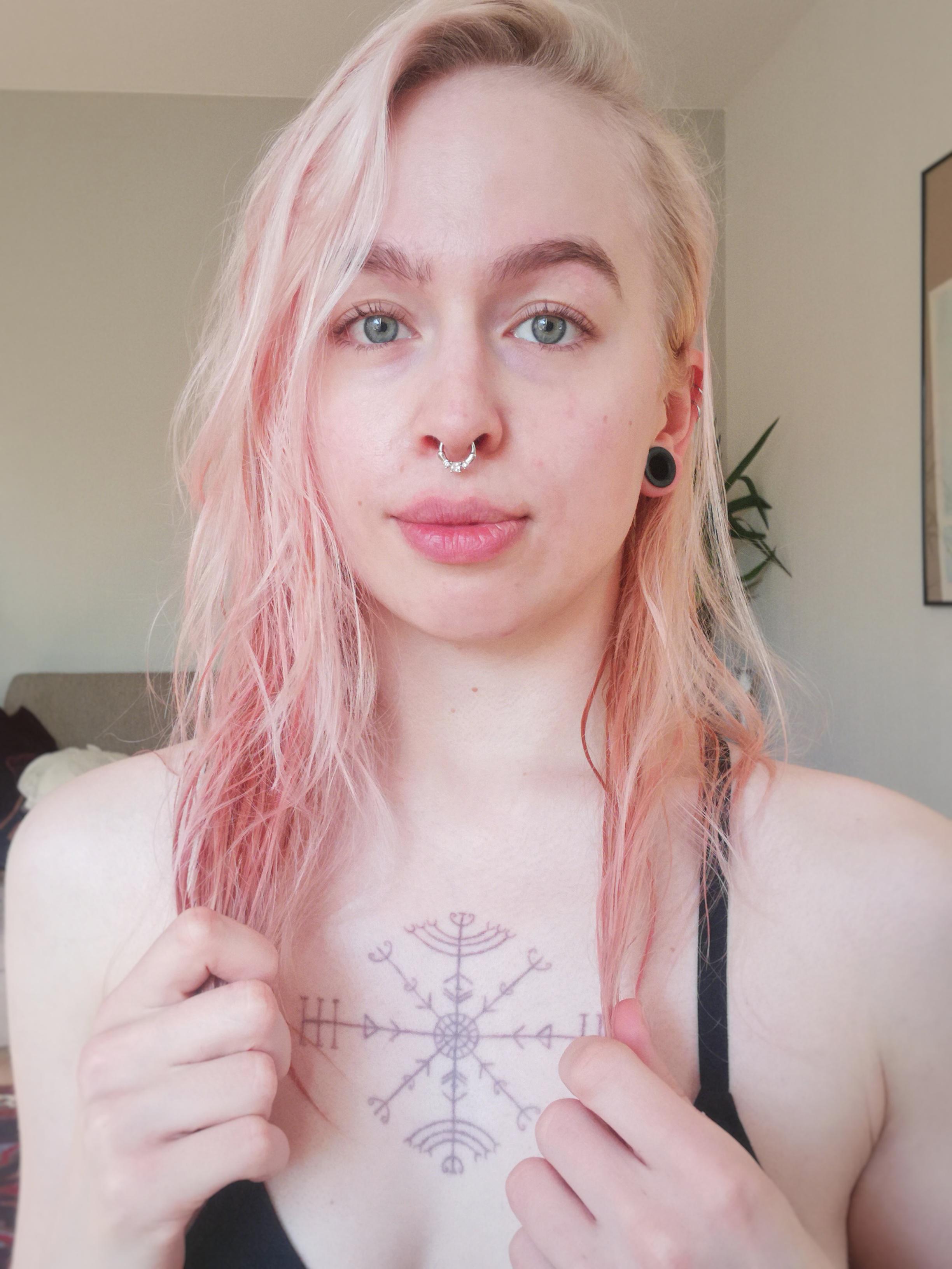 A rare no makeup face | Scrolller