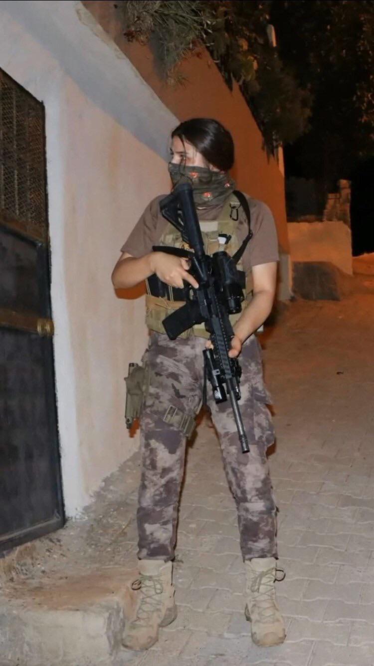 Turkish Police Special Operations (PÖH) woman officer [725x808] | Scrolller