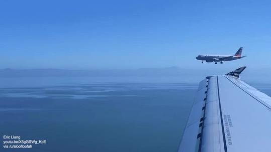 Two airplanes landing simultaneously | Scrolller