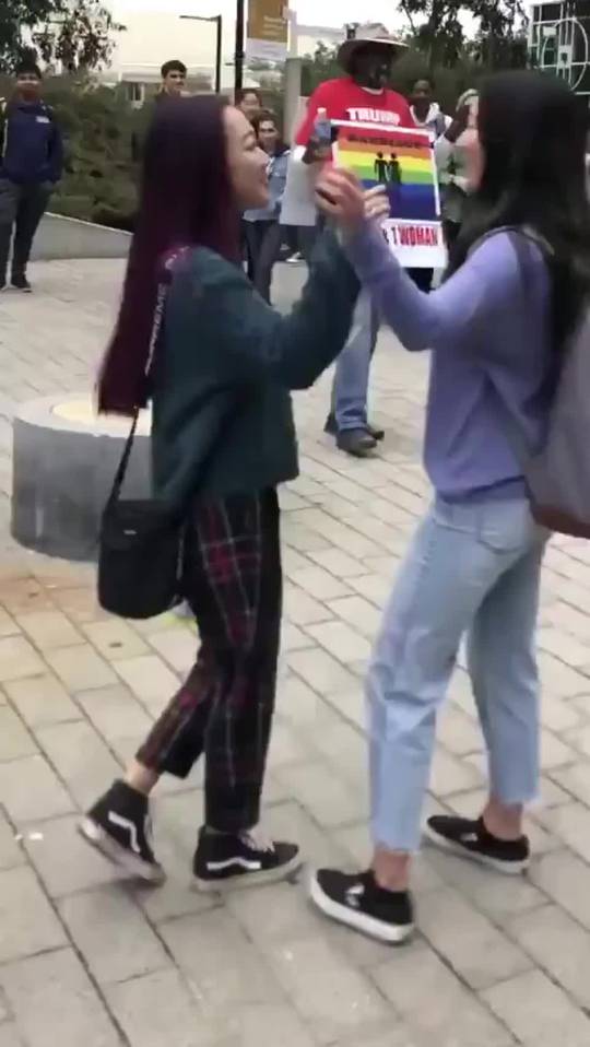 Two cuties give an old Tom a show | Scrolller