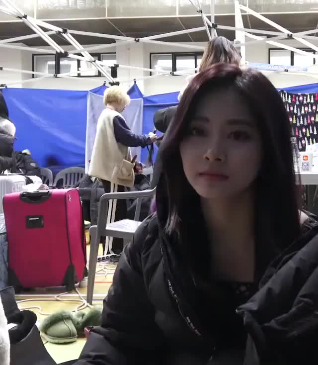 Tzuyu - black winter jacket | Scrolller