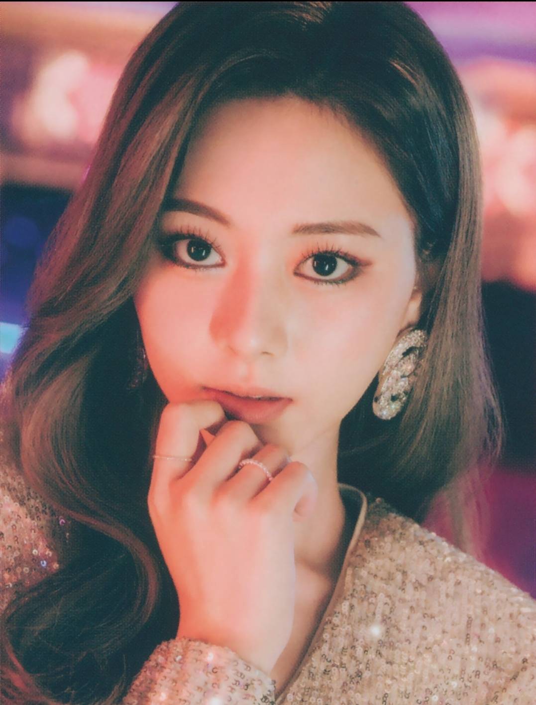 Tzuyu Kura Kura Outfit Close Up Scrolller