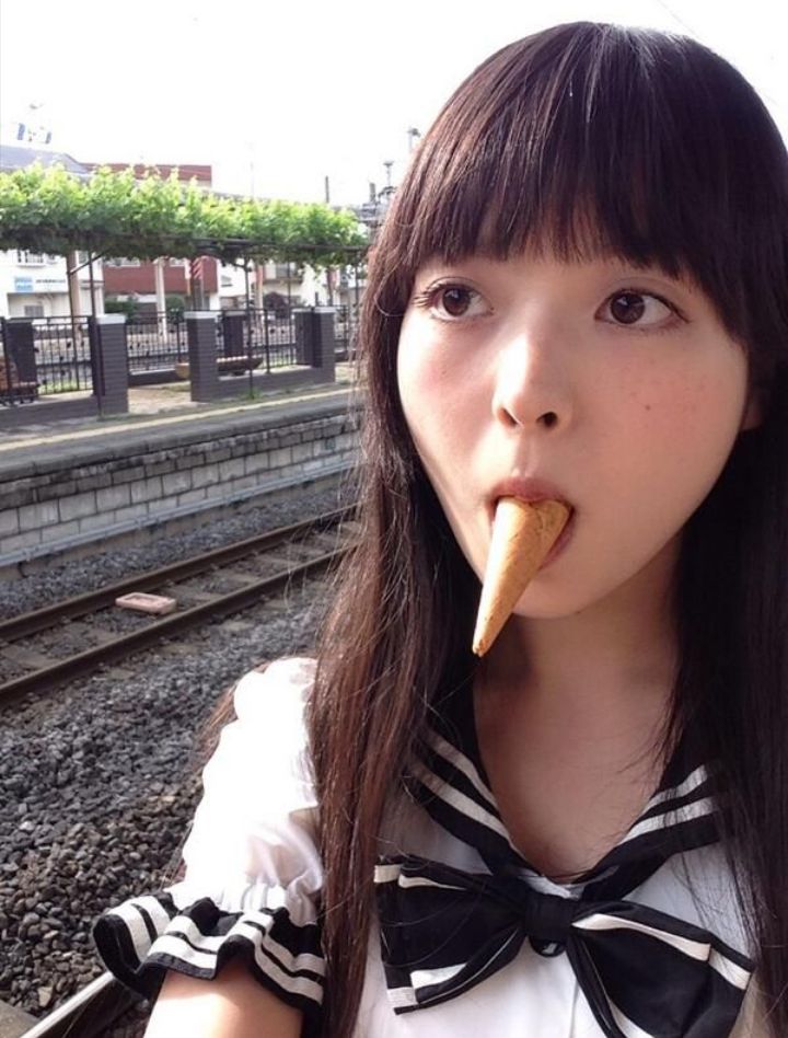 Uesaka Sumire eating ice cream | Scrolller