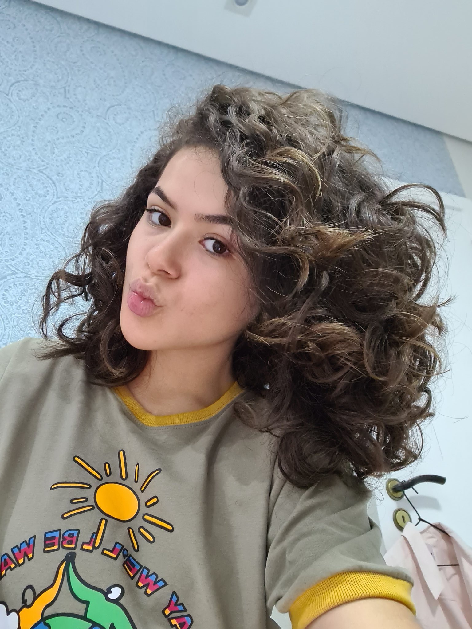 Um beijo de bom dia | Scrolller