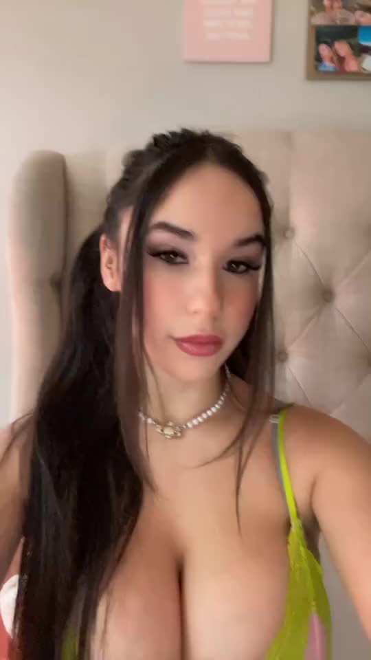 Unbelievable Cleavage | Scrolller