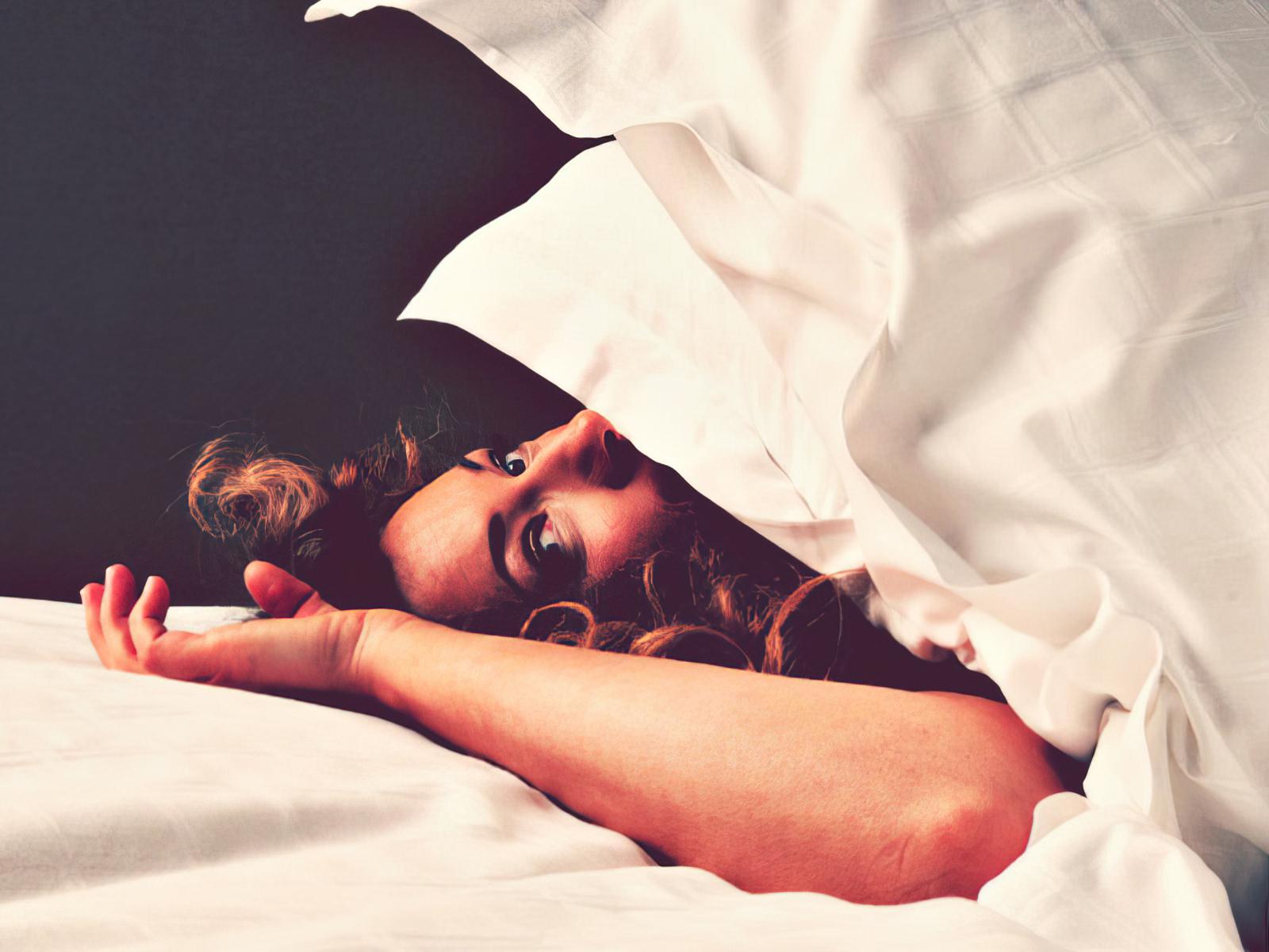 Under the sheets | Scrolller