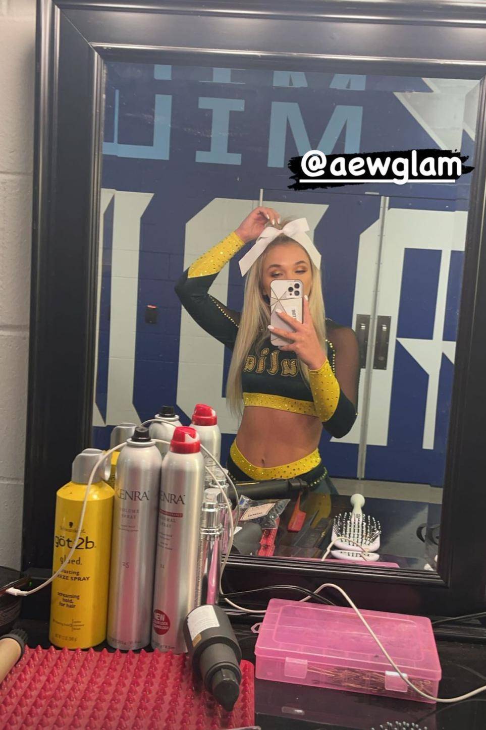 Julia Hart | Scrolller