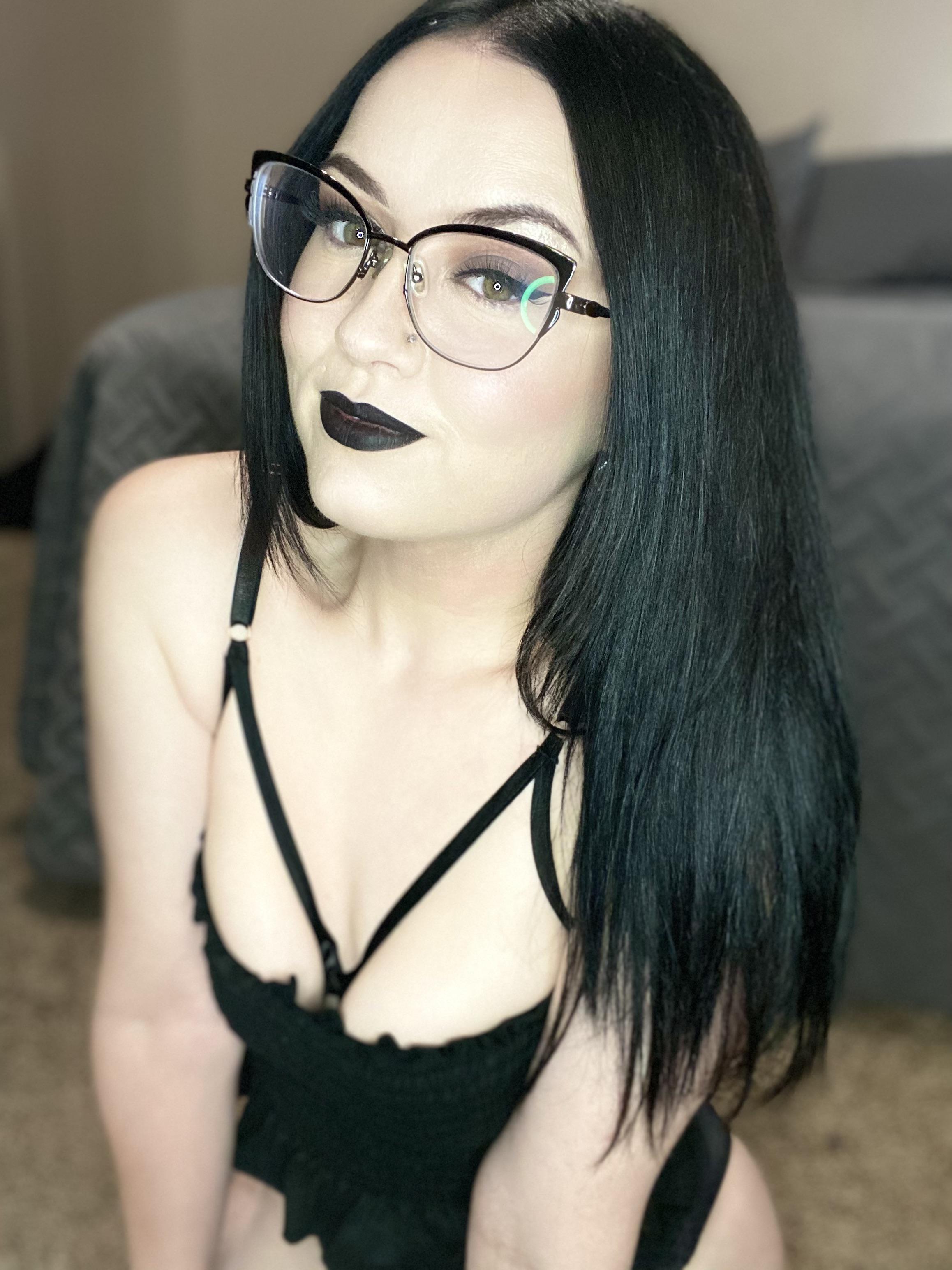 Do we like black lipstick here? 💋🖤 | Scrolller