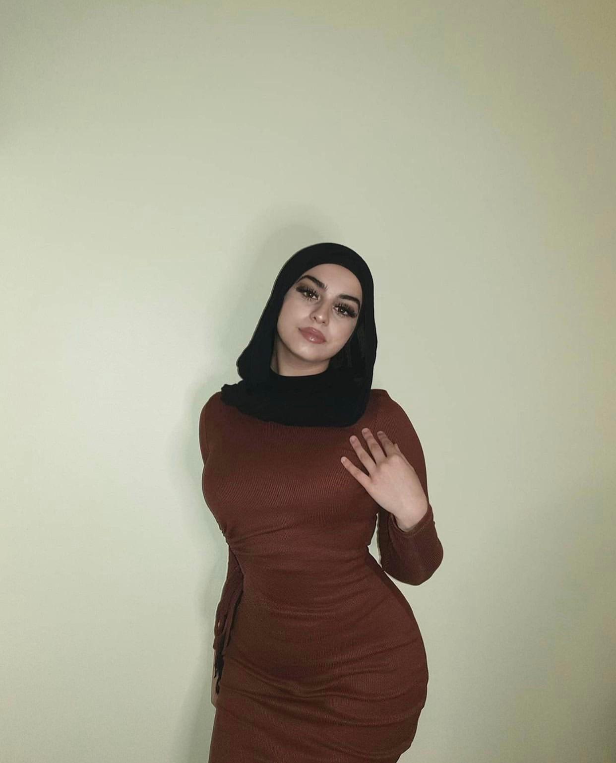 Tight clothing on Hijabi 🔥 | Scrolller