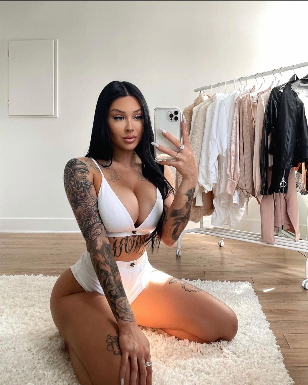 Valeria C | Scrolller